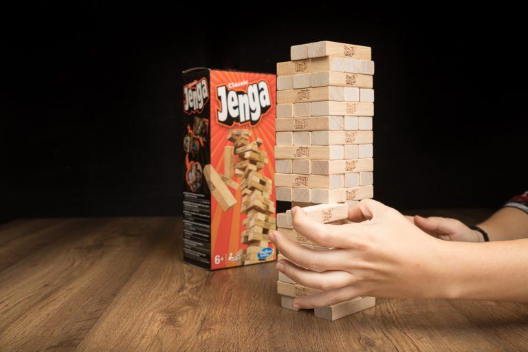 Compra Jenga y construye la torre más alta sin que se caiga