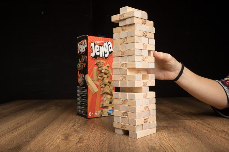 Compra Jenga y construye la torre más alta sin que se caiga